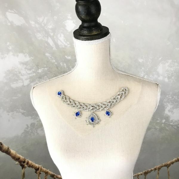 チュール生地がベースの、とても豪華なネックラインのラインストーンモチーフです。新体操、社交ダンス、バトントワリング、レオタード、ベリーダンス、フィギュアスケート、バレエ衣装、ドレス、服飾、ステージ衣装、手作り制作などにお使いいただけます。サ...