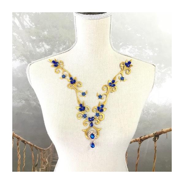 アイロン接着できるゴールドのストーン付きネックライン形のワッペンモチーフになります。新体操、社交ダンス、バトントワリング、レオタード、ベリーダンス、フィギュアスケート、バレエ衣装、服飾、ステージ衣装、手作り制作などにお使いいただけます。アイ...