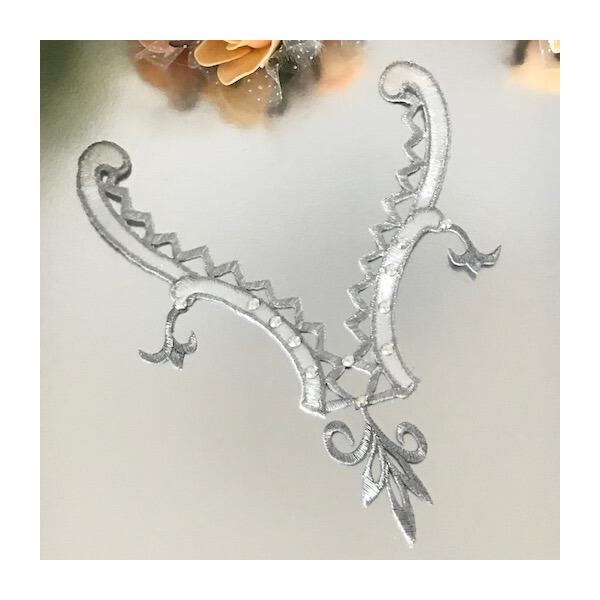 アイロン接着できるシルバーのストーン付きネックライン形のワッペンモチーフになります。新体操、社交ダンス、バトントワリング、レオタード、ベリーダンス、フィギュアスケート、バレエ衣装、ドレス、服飾、ステージ衣装、舞台衣装、ハンドメイド材料などに...