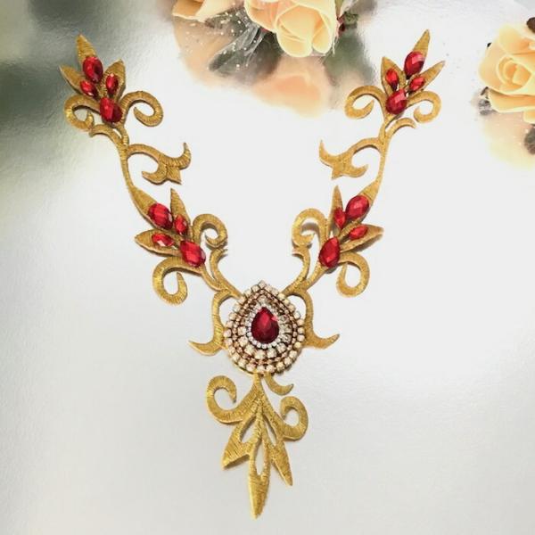 アイロン接着できるゴールドのストーン付きネックライン形のワッペンモチーフになります。新体操、社交ダンス、バトントワリング、レオタード、ベリーダンス、フィギュアスケート、バレエ衣装、ドレス、服飾、ステージ衣装、ハンドメイド材料などにお使いいた...