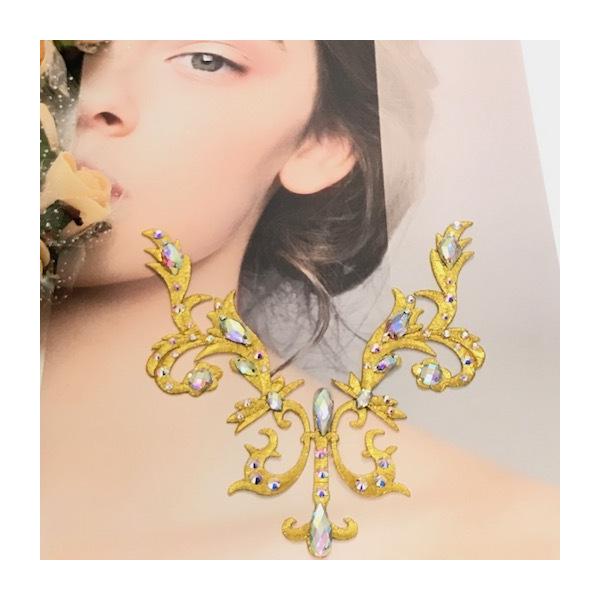 アイロン接着できるゴールドのラインストーン付きネックライン形のワッペンモチーフになります。新体操、社交ダンス、バトントワリング、レオタード、ベリーダンス、フィギュアスケート、バレエ衣装、ドレス、ステージ衣装、ハンドメイド材料などにお使いいた...