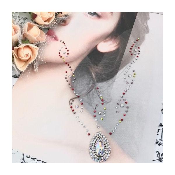 ストーンが美しく輝いています♪チュールにシルバーアップリケとラインストーンペンダントをを施したネックラインモチーフになります。美しいラインできれいなシルエットを実現！ラインストーンを付けるのが苦手な方にも便利です。社交ダンス、ベリーダンス、...