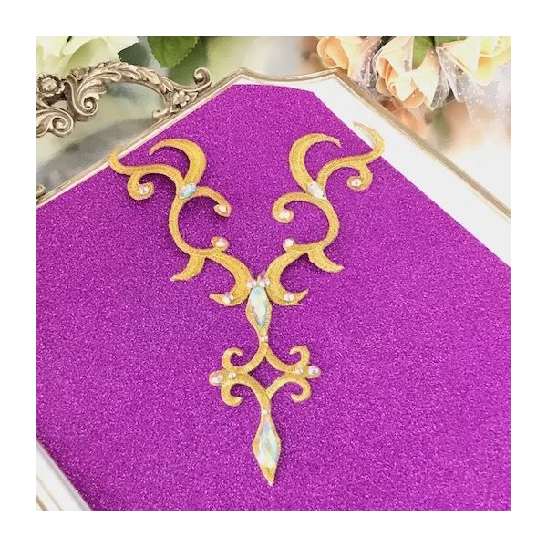 アイロン接着できるゴールドのラインストーン付き刺繍ワッペンモチーフになります。新体操、社交ダンス、バトントワリング、レオタード、ベリーダンス、フィギュアスケート、バレエ衣装、ドレス、ステージ衣装、ハンドメイド材料などにお使いいただけます。ア...