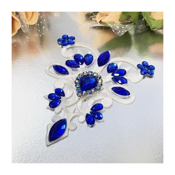 アイロン接着できるブルーのアクリルストーン付きモチーフになります。 新体操、社交ダンス、バトントワリング、レオタード、ベリーダンス、フィギュアスケート、バレエ衣装、ドレス、ステージ衣装、ハンドメイド材料などにお使いいただけます。サイズ：H1...