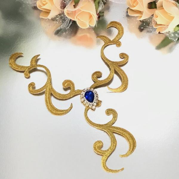 アイロン接着できるゴールドのストーン付きネックライン形のワッペンモチーフになります。新体操、社交ダンス、バトントワリング、レオタード、ベリーダンス、フィギュアスケート、バレエ衣装、ドレス、服飾、ステージ衣装、ハンドメイド材料などにお使いいた...