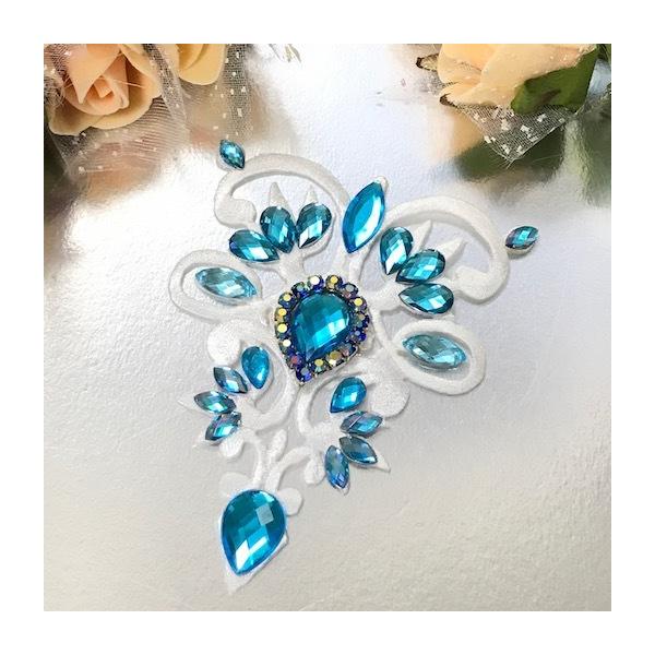 アイロン接着できるライトブルーのアクリルストーン付きモチーフになります。 新体操、社交ダンス、バトントワリング、レオタード、ベリーダンス、フィギュアスケート、バレエ衣装、ドレス、ステージ衣装、ハンドメイド材料などにお使いいただけます。サイズ...