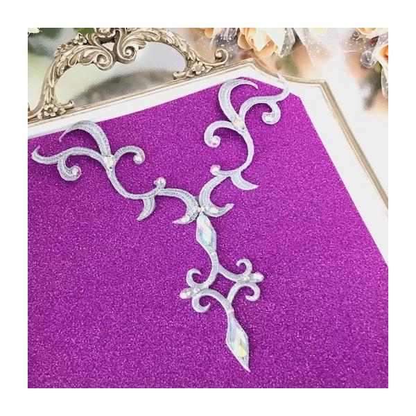 アイロン接着できるシルバーのラインストーン付き刺繍ワッペンモチーフになります。新体操、社交ダンス、バトントワリング、レオタード、ベリーダンス、フィギュアスケート、バレエ衣装、ドレス、ステージ衣装、ハンドメイド材料などにお使いいただけます。ア...