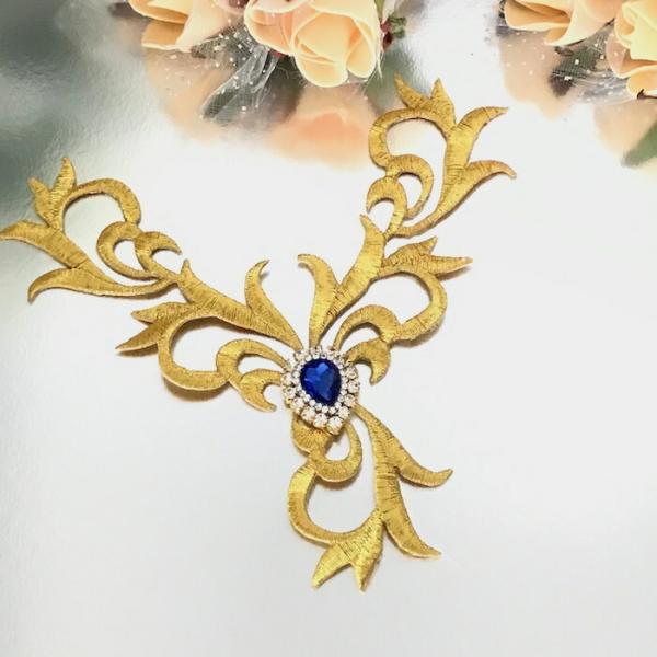 アイロン接着できるゴールドのストーン付きネックライン形のワッペンモチーフになります。新体操、社交ダンス、バトントワリング、レオタード、ベリーダンス、フィギュアスケート、バレエ衣装、ドレス、服飾、ステージ衣装、ハンドメイド材料などにお使いいた...