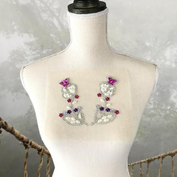 チュール生地がベースの、とても豪華な花のラインストーンモチーフです。新体操、社交ダンス、バトントワリング、レオタード、ベリーダンス、フィギュアスケート、バレエ衣装、ドレス、服飾、ステージ衣装、手作り制作などにお使いいただけます。サイズ：H1...