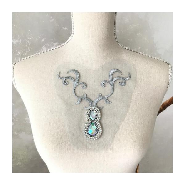 ストーンが美しいシルバーのネックラインモチーフです。新体操、社交ダンス、バトントワリング、レオタード、ベリーダンス、フィギュアスケート、バレエ衣装、ドレス、服飾、ステージ衣装、手作り制作などにお使いいただけます。サイズ：H15cm W15c...