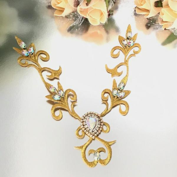 アイロン接着できるゴールドのストーン付きネックライン形のワッペンモチーフになります。新体操、社交ダンス、バトントワリング、レオタード、ベリーダンス、フィギュアスケート、バレエ衣装、ドレス、服飾、ステージ衣装、ハンドメイド材料などにお使いいた...