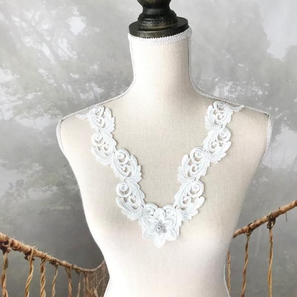 エレガントな花付きネックラインモチーフになります。社交ダンス、ベリーダンス、ドレス、ステージ衣装、コスチューム、ハンドメイド材料などに取り付けたり創造力に任せて装飾するとお洒落感がワンランクアップします。サイズ：H26cm  W27cmカラ...