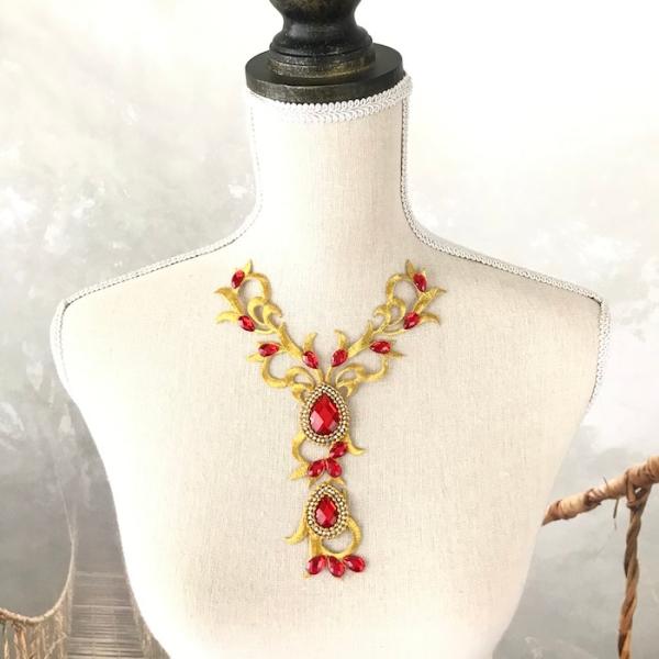 アイロン接着できるゴールドのストーン付きネックライン形のワッペンモチーフになります。新体操、社交ダンス、バトントワリング、レオタード、ベリーダンス、フィギュアスケート、バレエ衣装、ドレス、服飾、ステージ衣装、ハンドメイド材料などにお使いいた...