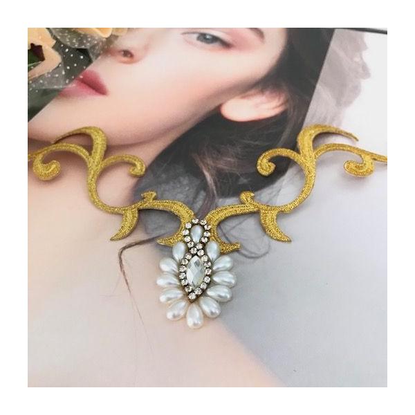 ラインストーン＆パールビーズネックラインモチーフ♪コットンパール・ストーンとゴールドのアップリケを組み合わせたネックラインモチーフになります。美しいラインできれいなシルエットを実現！衣装、社交ダンス、ベリーダンス、レオタード、バトントワリン...