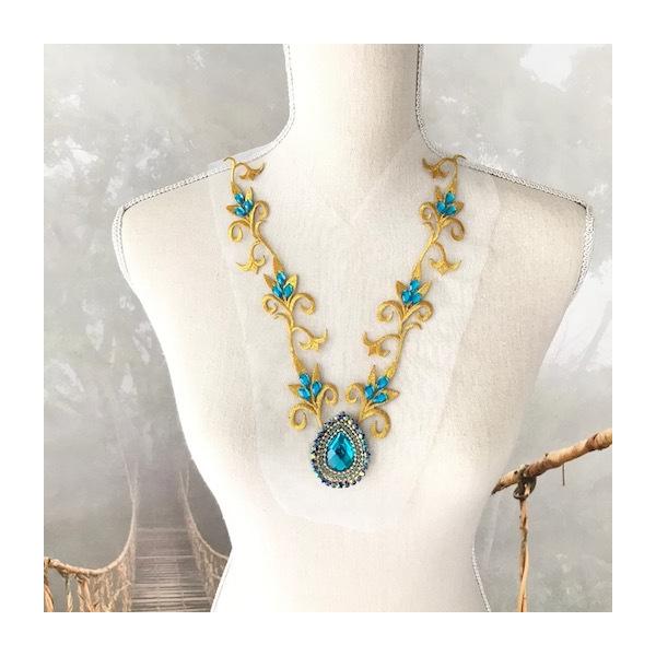 ストーンが美しいゴールドのネックラインモチーフです。新体操、社交ダンス、バトントワリング、レオタード、ベリーダンス、フィギュアスケート、バレエ衣装、ドレス、服飾、ステージ衣装、手作り制作などにお使いいただけます。サイズ：H26cm W16c...