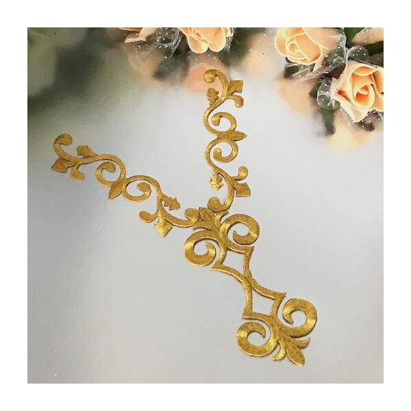 アイロン接着できるゴールドのネックライン形のワッペンモチーフになります。新体操、社交ダンス、バトントワリング、レオタード、ベリーダンス、フィギュアスケート、バレエ衣装、服飾、ステージ衣装、手作り制作などにお使いいただけます。アイロン接着or...