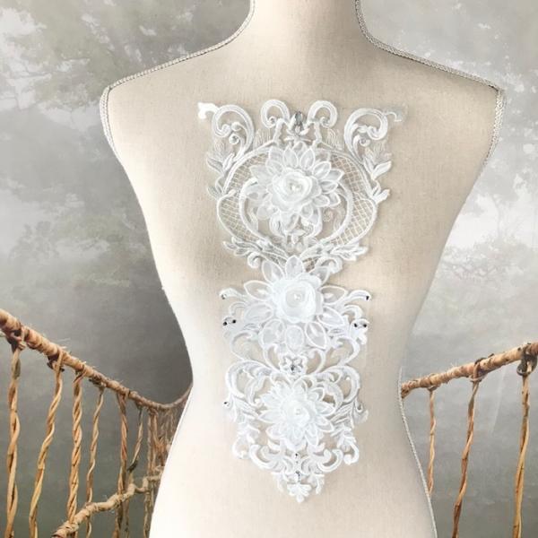 立体的な花とクリアのラインストーン付きホワイトのモチーフです。ワンピース、新体操、社交ダンス、バトントワリング、レオタード、ベリーダンス、フィギュアスケート、バレエ衣装、ドレス、服飾、ステージ衣装、舞台衣装、ハンドメイド材料などにお使いいた...