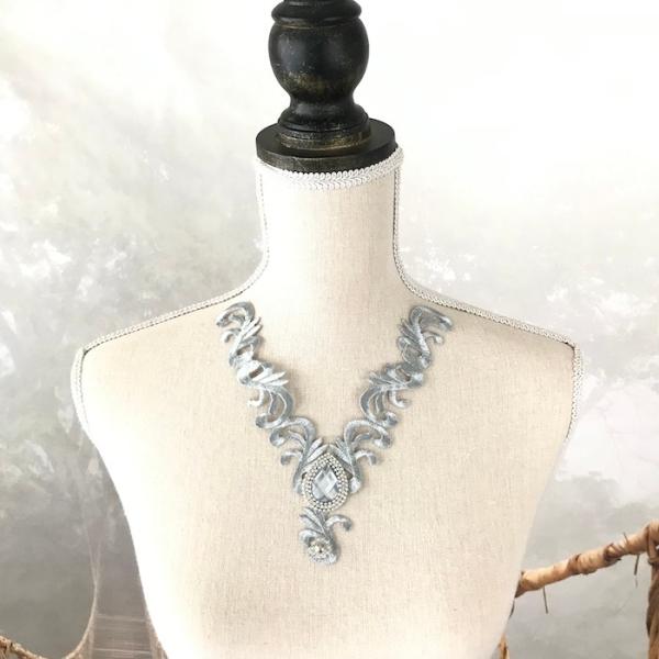 アイロン接着できるシルバーのストーン付きネックライン形のワッペンモチーフになります。新体操、社交ダンス、バトントワリング、レオタード、ベリーダンス、フィギュアスケート、バレエ衣装、ドレス、服飾、ステージ衣装、舞台衣装、ハンドメイド材料などに...