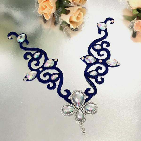 アイロン接着できるブルーのストーン付きネックライン形のワッペンモチーフになります。新体操、社交ダンス、バトントワリング、レオタード、ベリーダンス、フィギュアスケート、バレエ衣装、ドレス、服飾、ステージ衣装、ハンドメイド材料などにお使いいただ...