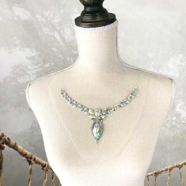 チュール生地がベースの、とても豪華なネックラインのラインストーンモチーフです。コスチューム、新体操、社交ダンス、バトントワリング、レオタード、ベリーダンス、フィギュアスケート、バレエ衣装、ドレス、服飾、ステージ衣装、舞台衣装、ワンピース、ハ...