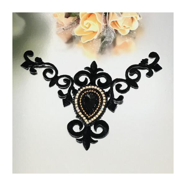 アイロン接着できるブラックのストーン付きネックライン形のワッペンモチーフになります。新体操、社交ダンス、バトントワリング、レオタード、ベリーダンス、フィギュアスケート、バレエ衣装、ドレス、服飾、ステージ衣装、ハンドメイド材料などにお使いいた...