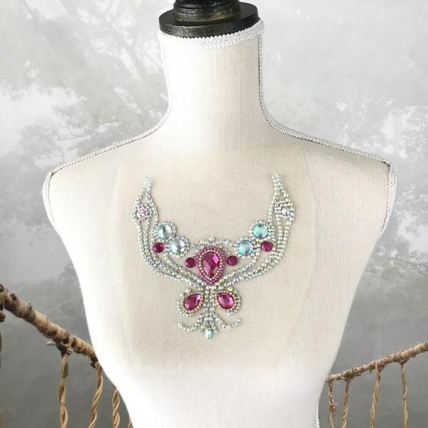 チュール生地がベースの、とても豪華なネックラインのラインストーンモチーフです。コスチューム、新体操、社交ダンス、バトントワリング、レオタード、ベリーダンス、フィギュアスケート、バレエ衣装、ドレス、服飾、ステージ衣装、舞台衣装、ワンピース、ハ...