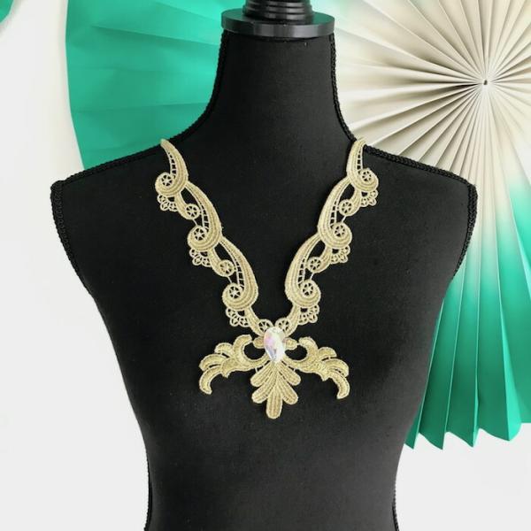 ゴールドの豪華なラインストーン付きネックラインレースモチーフになります。新体操、社交ダンス、バトントワリング、レオタード、ベリーダンス、フィギュアスケート、バレエ衣装、ドレス、服飾、ステージ衣装、ハンドメイド材料などにお使いいただけます。サ...
