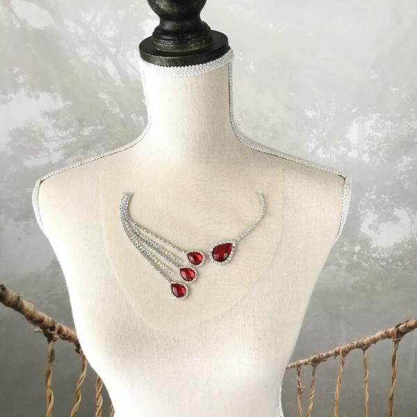 チュール生地がベースの、とても豪華なネックラインのラインストーンモチーフです。新体操、社交ダンス、バトントワリング、レオタード、ベリーダンス、フィギュアスケート、バレエ衣装、ドレス、服飾、ステージ衣装、手作り制作などにお使いいただけます。サ...