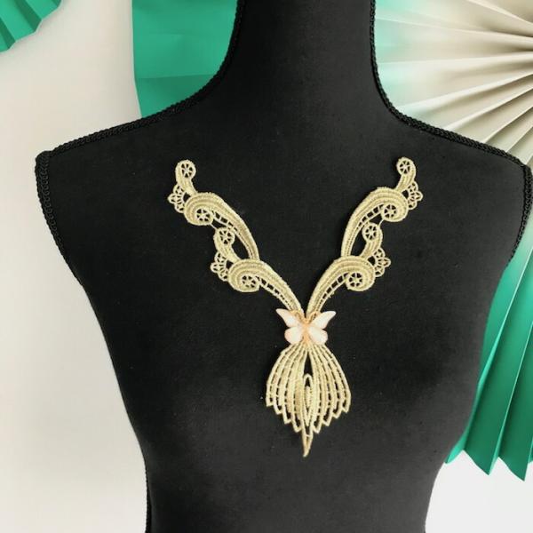 ゴールドの豪華なバタフライモチーフ付きネックラインレースモチーフになります。新体操、社交ダンス、バトントワリング、レオタード、ベリーダンス、フィギュアスケート、バレエ衣装、ドレス、服飾、ステージ衣装、ハンドメイド材料などにお使いいただけます...