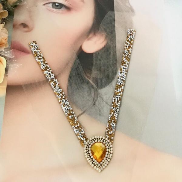 ストーンが美しいゴールデンイエローのネックラインモチーフです。アクセントのセンターパーツは、雫形のオリジナルデザインで、いろいろな衣装やドレスに合わせやすいのが魅力です。新体操、社交ダンス、バトントワリング、レオタード、ベリーダンス、フィギ...
