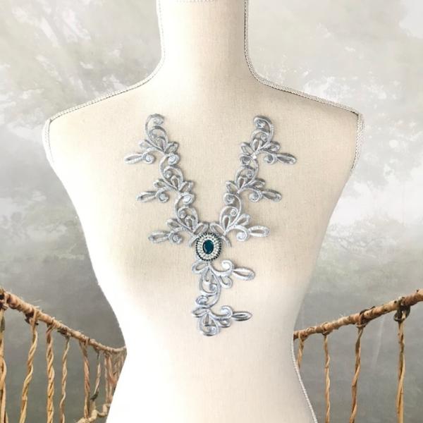 アイロン接着できるストーン付きネックラインワッペンモチーフです。アクセントのセンターパーツは、雫形のオリジナルデザインで、いろいろな衣装やドレスに合わせやすいのが魅力です。ワンピース、新体操、社交ダンス、バトントワリング、レオタード、ベリー...