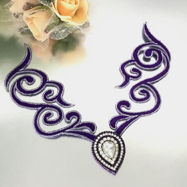 アイロン接着できるパープルのストーン付きネックライン形のワッペンモチーフになります。アクセントのセンターパーツは、雫形のオリジナルデザインで、いろいろな衣装やドレスに合わせやすいのが魅力です。新体操、社交ダンス、バトントワリング、レオタード...