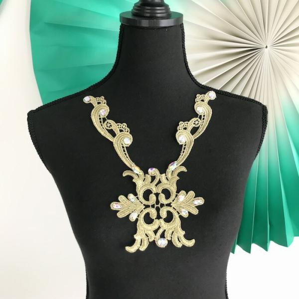 ゴールドの豪華なラインストーン付きネックラインレースモチーフになります。新体操、社交ダンス、バトントワリング、レオタード、ベリーダンス、フィギュアスケート、バレエ衣装、ドレス、服飾、ステージ衣装、ハンドメイド材料などにお使いいただけます。サ...