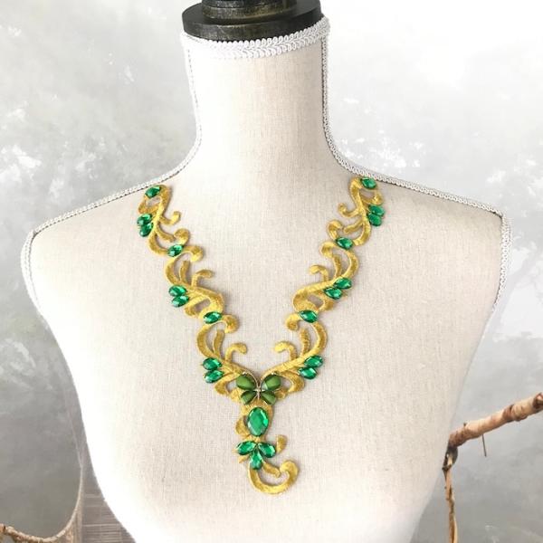 アイロン接着できるストーン付きネックラインモチーフです。ワンピース、新体操、社交ダンス、バトントワリング、レオタード、ベリーダンス、フィギュアスケート、バレエ衣装、ドレス、服飾、ステージ衣装、舞台衣装、ハンドメイド材料などにお使いいただけま...