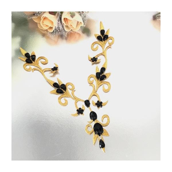 アイロン接着できるゴールドのラインストーン付き刺繍ワッペンモチーフになります。新体操、社交ダンス、バトントワリング、レオタード、ベリーダンス、フィギュアスケート、バレエ衣装、ドレス、ステージ衣装、手作り制作などにお使いいただけます。アイロン...