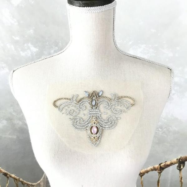 チュール生地がベースの、とても豪華なネックラインのラインストーンモチーフです。新体操、社交ダンス、バトントワリング、レオタード、ベリーダンス、フィギュアスケート、バレエ衣装、ドレス、服飾、ステージ衣装、手作り制作などにお使いいただけます。サ...