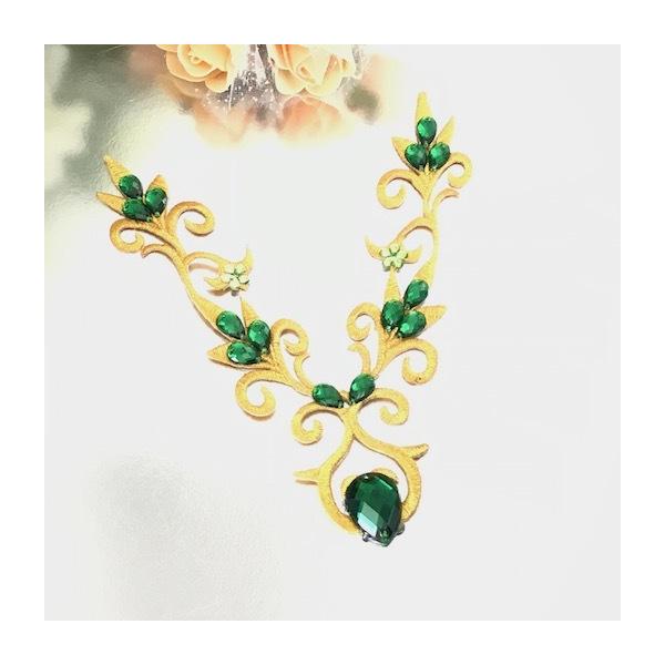 アイロン接着できるゴールドのラインストーン付き刺繍ワッペンモチーフになります。新体操、社交ダンス、バトントワリング、レオタード、ベリーダンス、フィギュアスケート、バレエ衣装、ドレス、ステージ衣装、手作り制作などにお使いいただけます。アイロン...