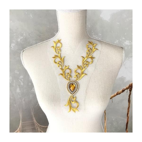 ストーンが美しいゴールドのネックラインモチーフです。新体操、社交ダンス、バトントワリング、レオタード、ベリーダンス、フィギュアスケート、バレエ衣装、ドレス、服飾、ステージ衣装、手作り制作などにお使いいただけます。サイズ：H24cm W16c...