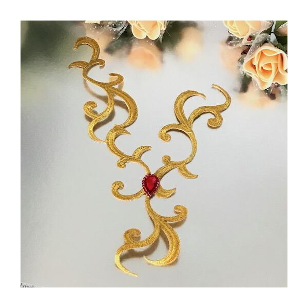 アイロン接着できるゴールドのストーン付きネックライン形のワッペンモチーフになります。新体操、社交ダンス、バトントワリング、レオタード、ベリーダンス、フィギュアスケート、バレエ衣装、ドレス、服飾、ステージ衣装、ハンドメイド材料などにお使いいた...