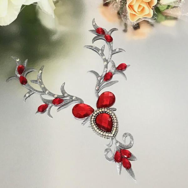 アイロン接着できるレッドのアクリルストーン付きネックラインワッペンモチーフです。ワンピース、新体操、社交ダンス、バトントワリング、レオタード、ベリーダンス、フィギュアスケート、バレエ衣装、ドレス、服飾、ステージ衣装、舞台衣装、ハンドメイド材...