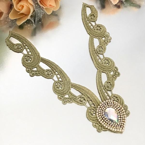 ゴールドの豪華なラインストーン付きネックラインレースモチーフになります。新体操、社交ダンス、バトントワリング、レオタード、ベリーダンス、フィギュアスケート、バレエ衣装、ドレス、服飾、ステージ衣装、ハンドメイド材料などにお使いいただけます。サ...