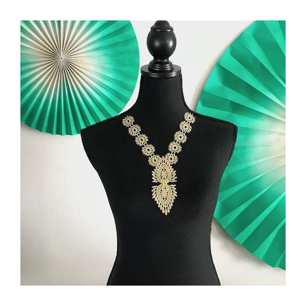 ゴールドの花柄のネックラインレースモチーフになります。シンプルなドレス、新体操、社交ダンス、バトントワリング、レオタード、チアダンス、フィギュアスケート、バレエ、ステージ衣装、ハンドメイド制作に使用すると綺麗です。サイズ：H24cm  W1...