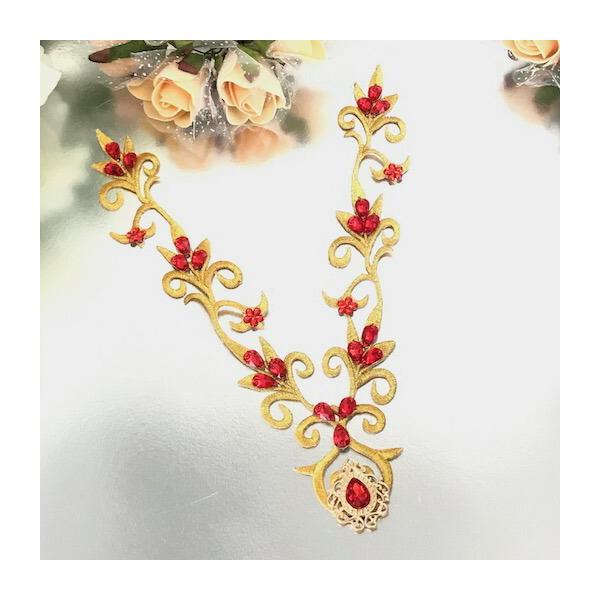 アイロン接着できるゴールドのストーン付きネックライン形のワッペンモチーフになります。新体操、社交ダンス、バトントワリング、レオタード、ベリーダンス、フィギュアスケート、バレエ衣装、ドレス、ステージ衣装、手作り制作などにお使いいただけます。ア...