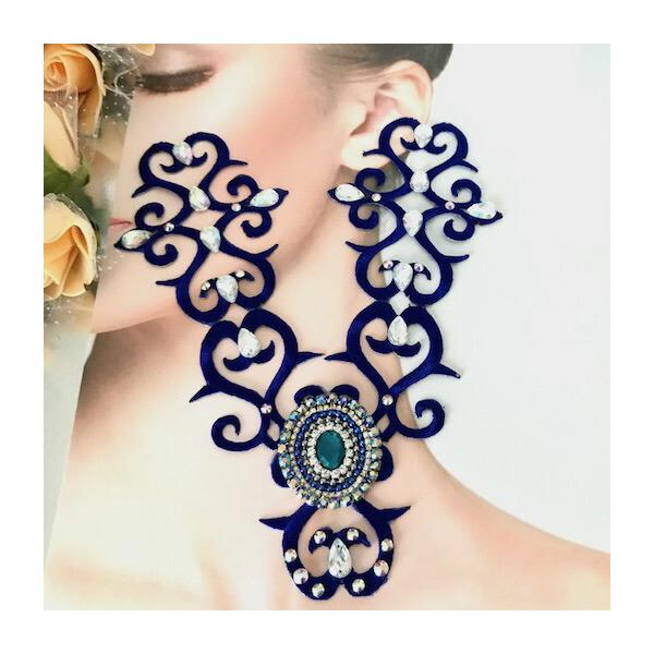 アイロン接着できるブルーのストーン付きネックライン形のワッペンモチーフになります。新体操、社交ダンス、バトントワリング、レオタード、ベリーダンス、フィギュアスケート、バレエ衣装、ドレス、服飾、ステージ衣装、ハンドメイド材料などにお使いいただ...