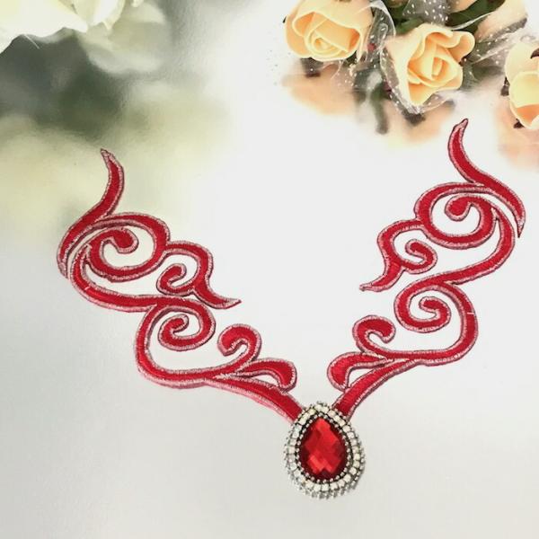 アイロン接着できるレッドのストーン付きネックライン形のワッペンモチーフになります。アクセントのセンターパーツは、雫形のオリジナルデザインで、いろいろな衣装やドレスに合わせやすいのが魅力です。新体操、社交ダンス、バトントワリング、レオタード、...