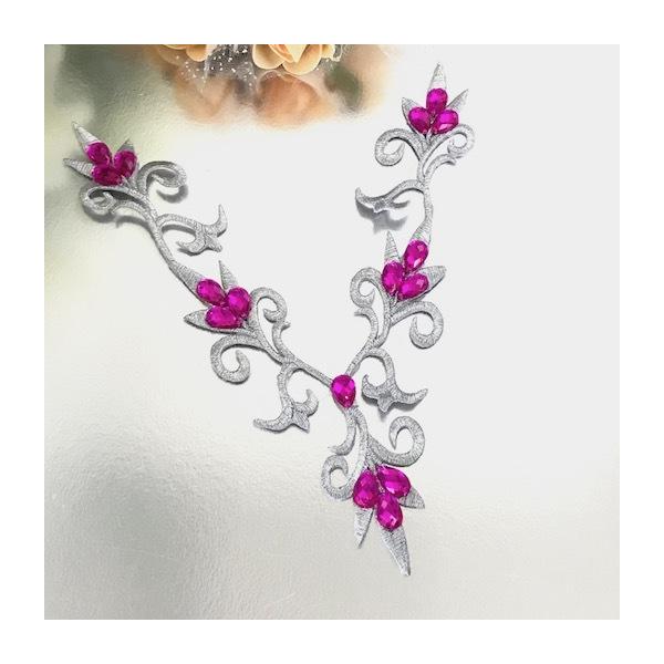 アイロン接着できるシルバーのラインストーン付き刺繍ワッペンモチーフになります。新体操、社交ダンス、バトントワリング、レオタード、ベリーダンス、フィギュアスケート、バレエ衣装、ドレス、ステージ衣装、手作り制作などにお使いいただけます。アイロン...