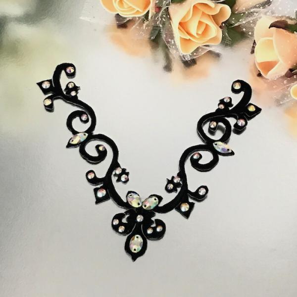 アイロン接着できるブラックのラインストーン付きネックライン形のワッペンモチーフになります。新体操、社交ダンス、バトントワリング、レオタード、ベリーダンス、フィギュアスケート、バレエ衣装、ドレス、服飾、ステージ衣装、ハンドメイド材料などにお使...