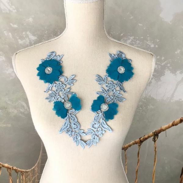 エレガントな立体的な花とラインストーン付きのレースモチーフセットです。社交ダンス、ベリーダンス、レオタード、バトントワリング、バレエ、新体操やフィギュア等の衣装、ウエディング、手作り制作などにお使いいただけます。  カラー: ブルー系（あさ...