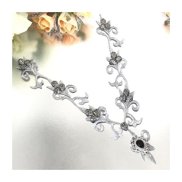 アイロン接着できるシルバーのラインストーン付き刺繍ワッペンモチーフになります。新体操、社交ダンス、バトントワリング、レオタード、ベリーダンス、フィギュアスケート、バレエ衣装、ドレス、ステージ衣装、手作り制作などにお使いいただけます。アイロン...