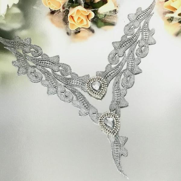 シルバーの豪華なラインストーン付きネックラインレースモチーフになります。アクセントのセンターパーツは、雫形のオリジナルデザインで、いろいろな衣装やドレスに合わせやすいのが魅力です。新体操、社交ダンス、バトントワリング、レオタード、ベリーダン...